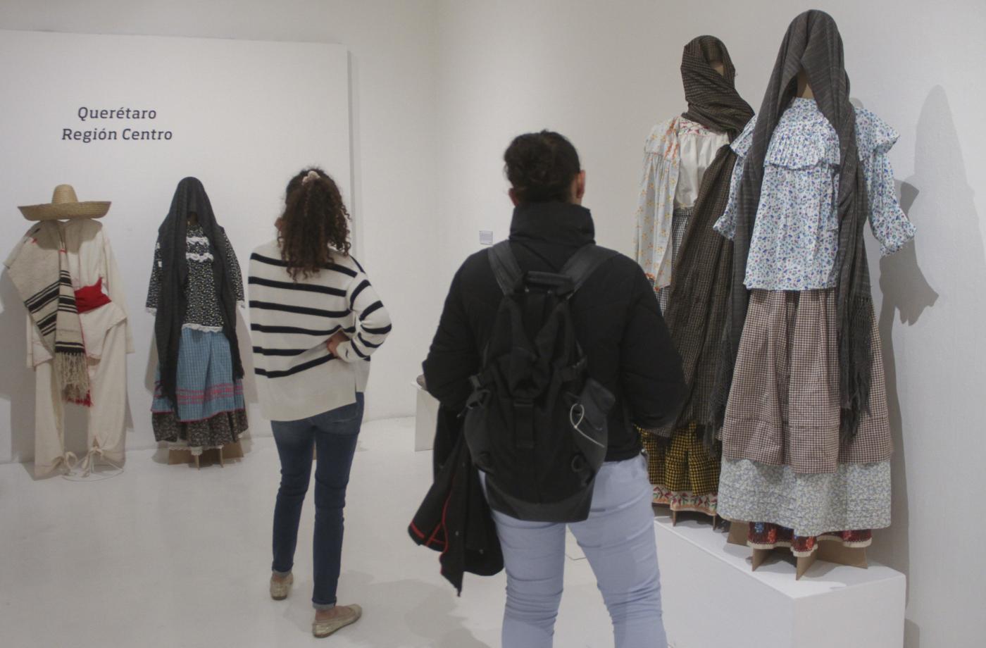 Exhiben trajes tradicionales de Querétaro en el Centro de Arte Bernardo ...