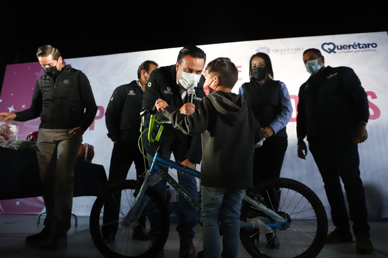 Luis Nava celebra fiestas decembrinas con familias de Félix Osores y ...