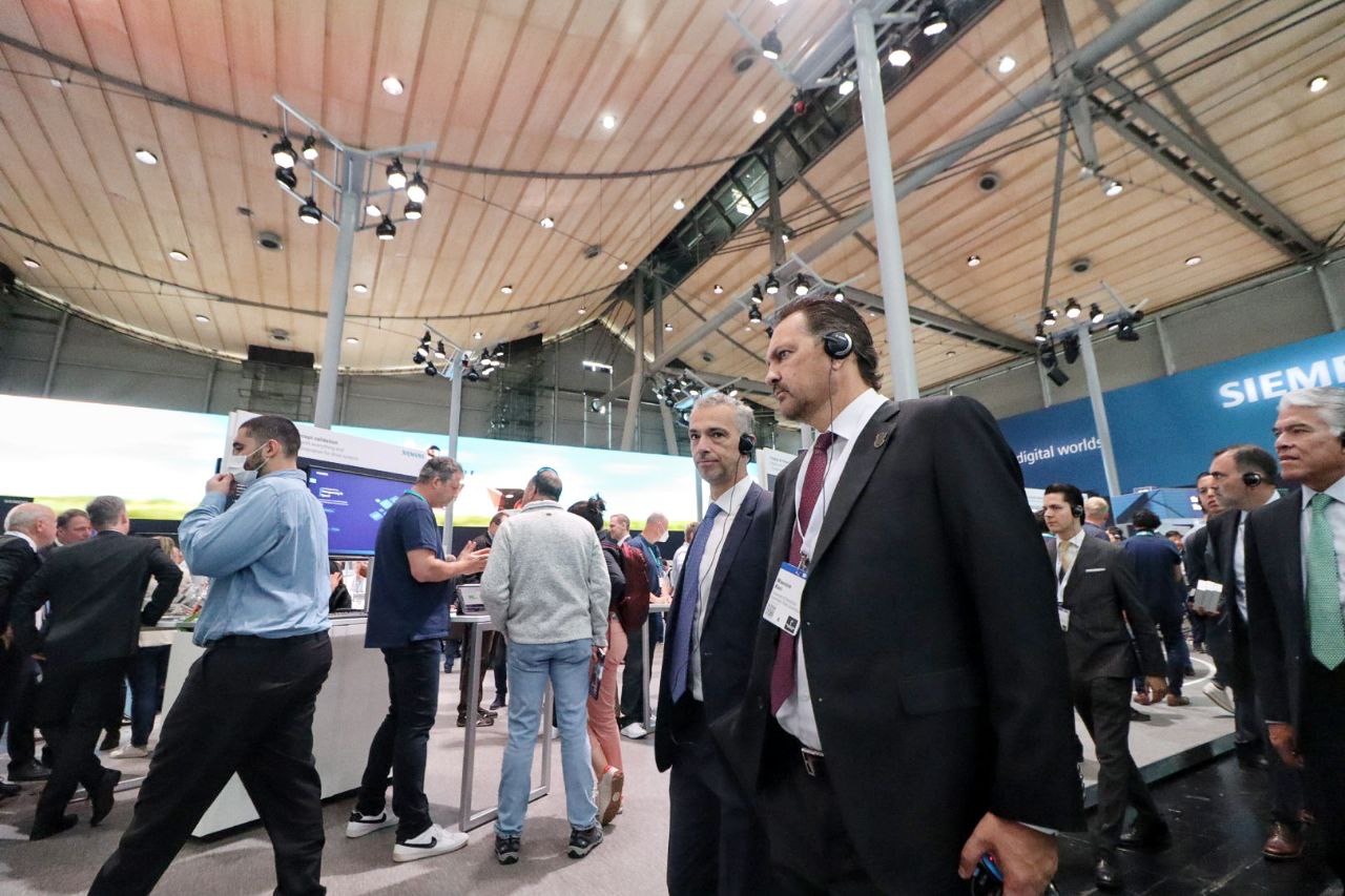 Visita Kuri stand de Siemens en Feria Industrial de Hannover - El Queretano