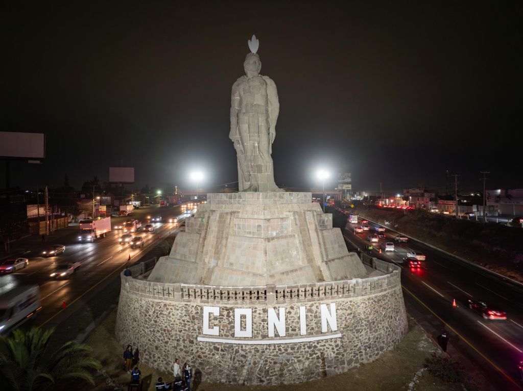 Enrique Vega inaugura la iluminación de la estatua de Conín - El Queretano